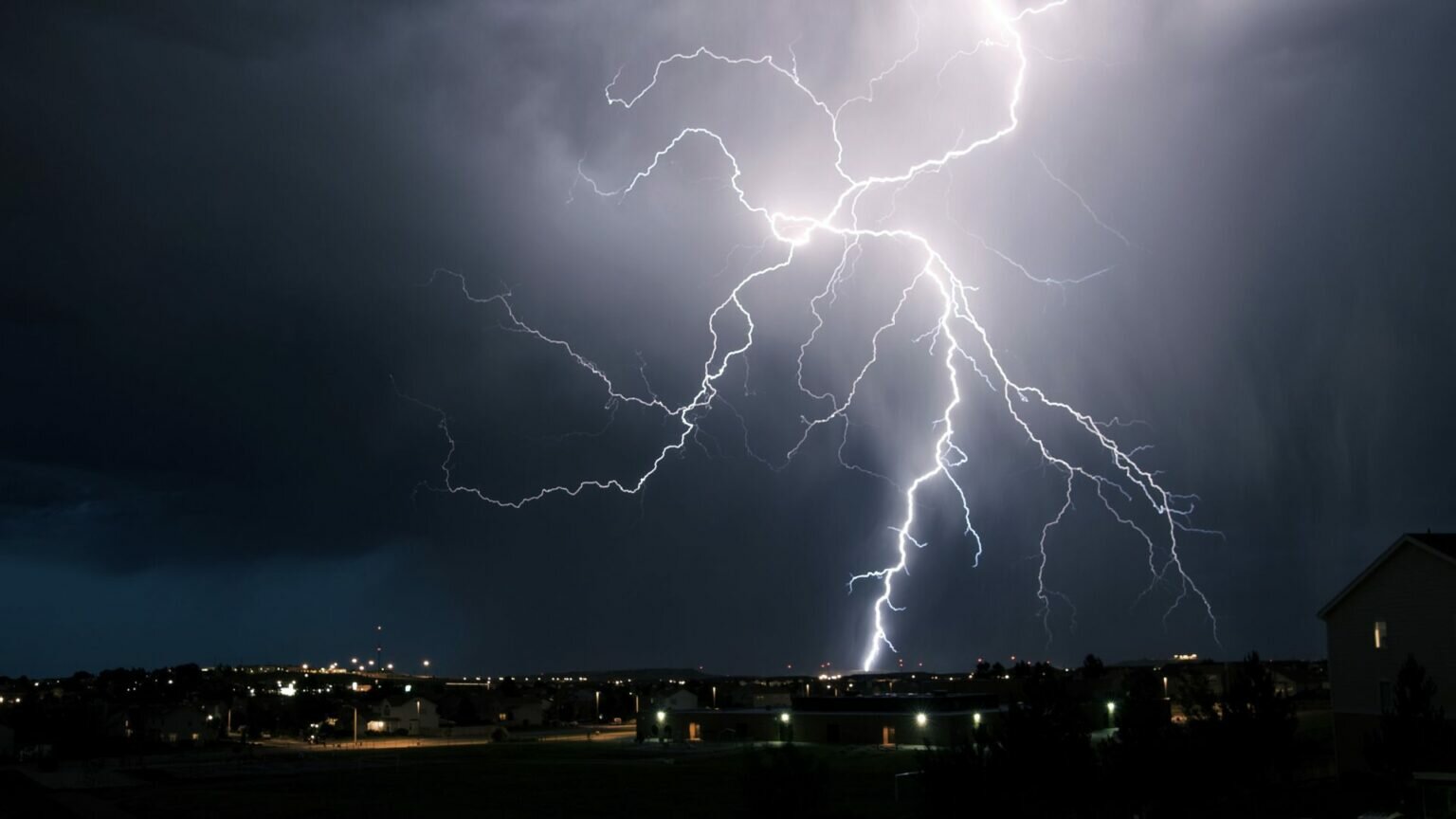 How Much Electricity Does a Lightning Bolt Contain? - Atmospheric Lights